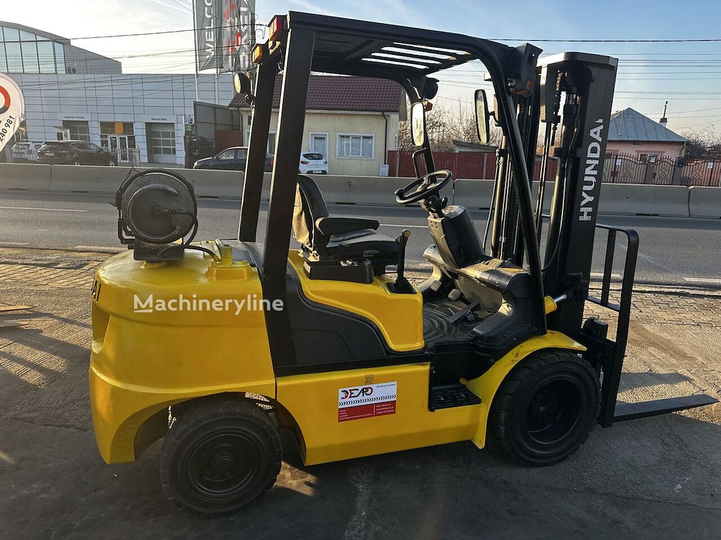 Hyundai E33-9E benzinski viljuškar
