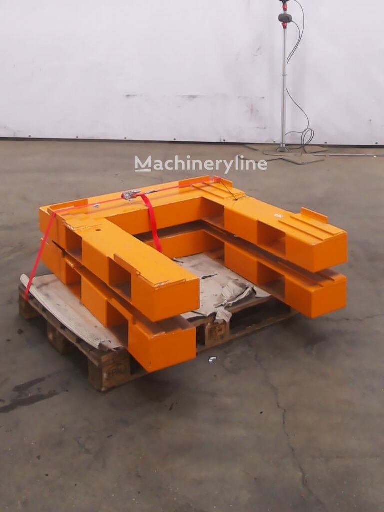 Prodaje se Battery changing racks 2x Racks ostalu opremu za viljuškare na aukciji