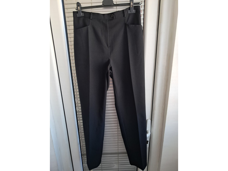 Crne pantalone na ivicu vel M