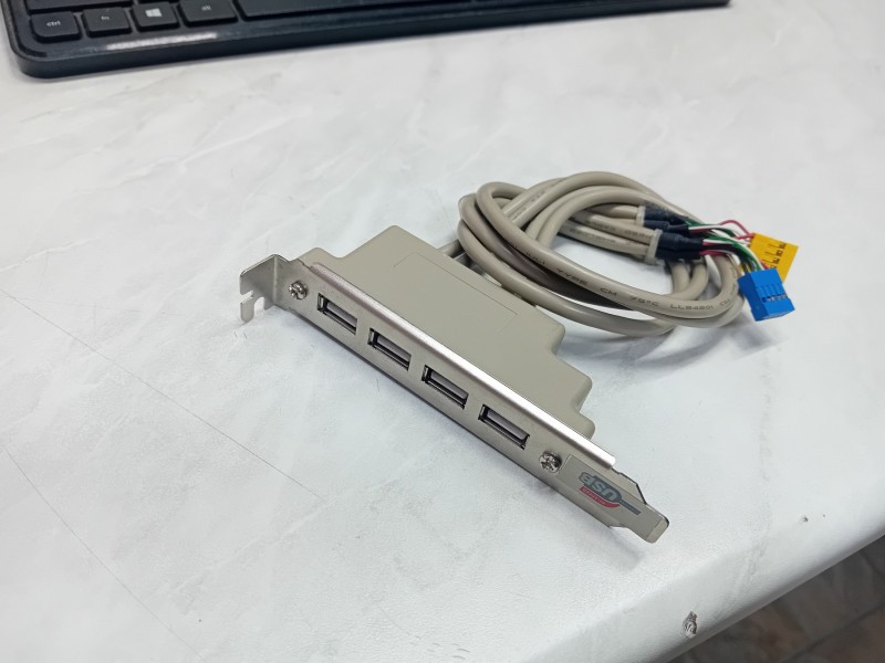 usb kablic sa 4 usb ispravan