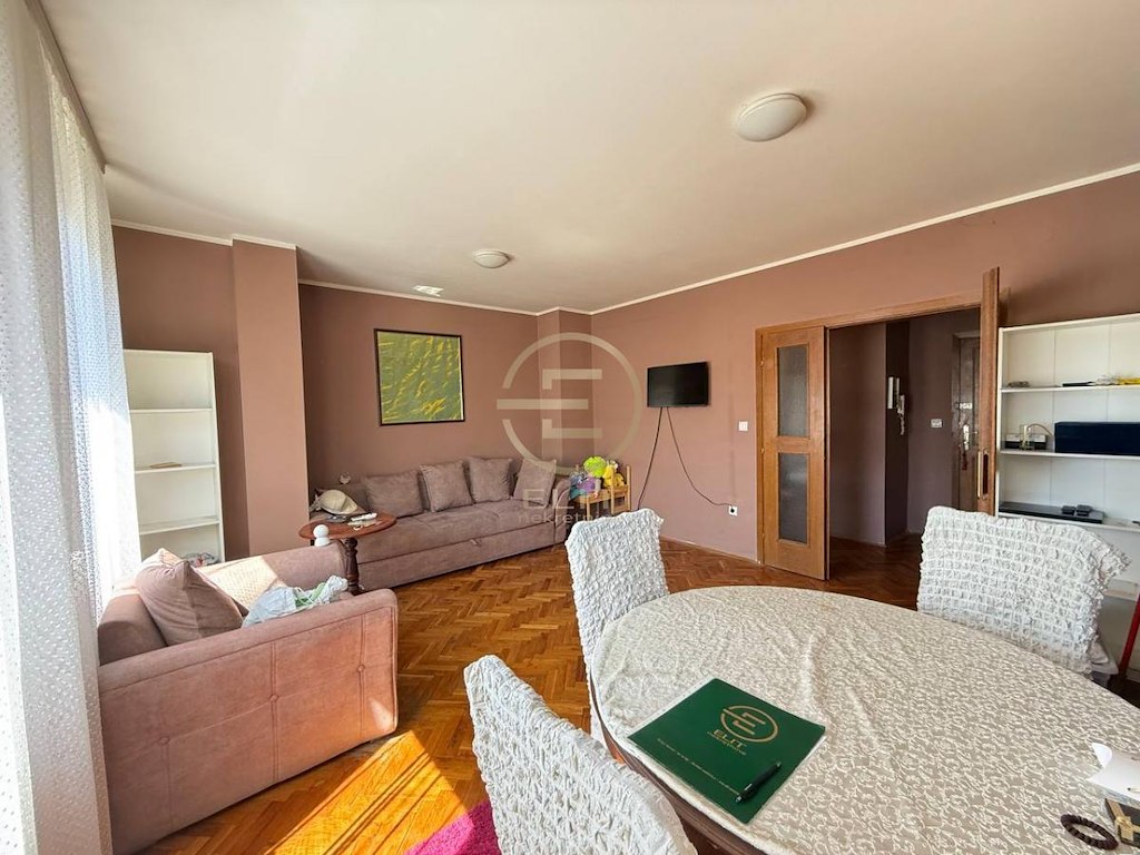 Dvosoban Detelinara, 60m2