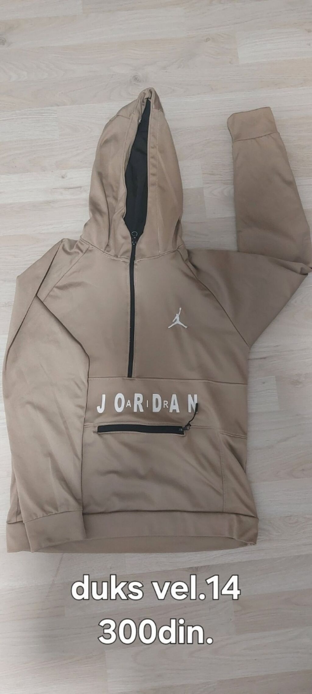 Duks sa kapuljačom bež boje, sa prepoznatljivim Jordan logom na