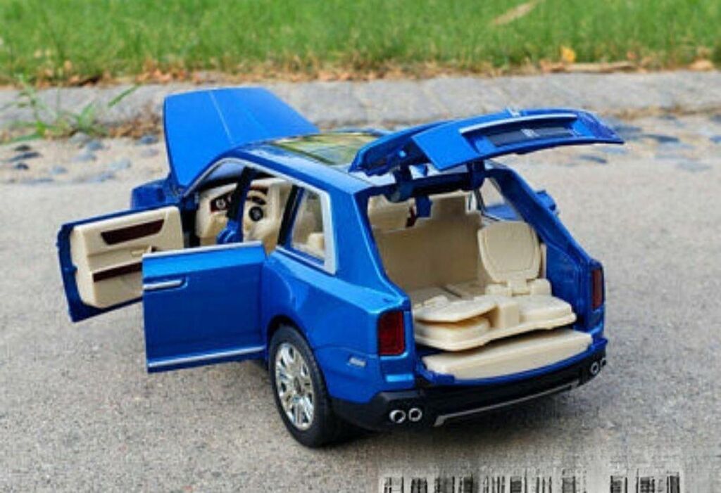 Rolls-Royce Cullinan 1/32 – Plavi metalni autić      Rolls-Royce