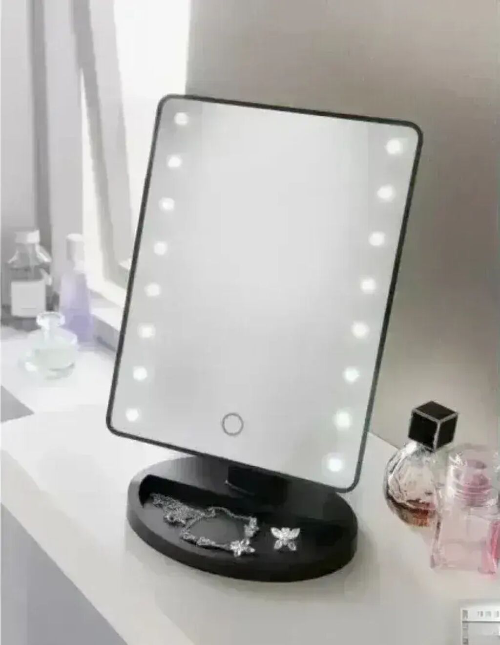 Ogledalo sa LED lampicama za šminkanje      Pružite sebi savršen kutak