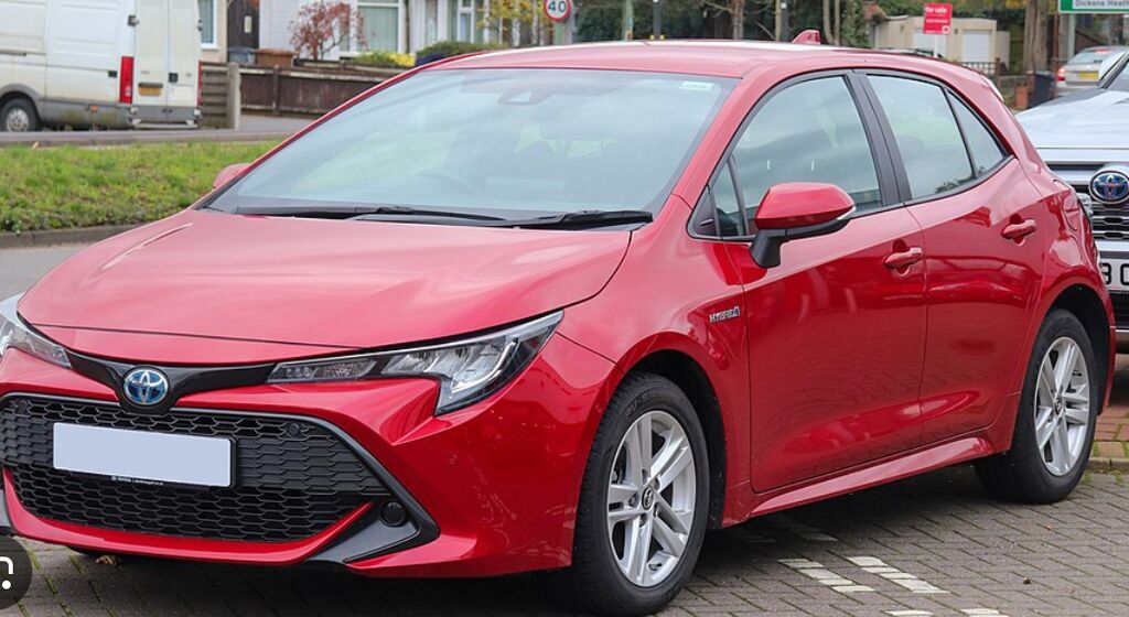 Crveni automobil marke Toyota, model Corolla, tip hečbek. Vozilo ima