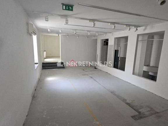 Lokal sa dva ulaza na Bulevaru, 240m²