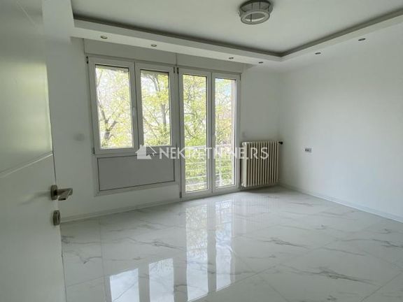 Izdavanje dvosoban stan Niš strogi centar – 51 m², polunamešten, odlična lokacija, smart home oprema