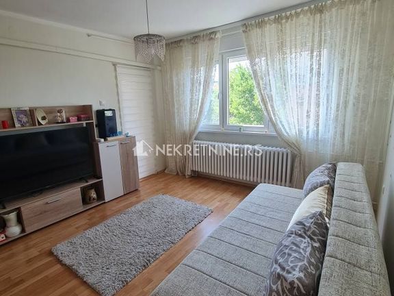DVOSOBAN STAN KOD ZELEZNICKE STANICE, BULEVAR JASE TOMICA