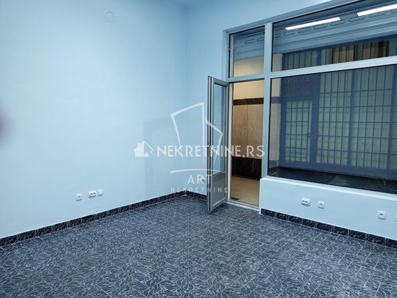 Lokal sa izlogom na ulici, 40m2 na dva nivoa ID#7532