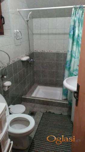IZDAJEM DVOSOBAN STAN U LESKOVAC