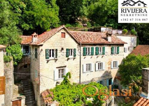 Na prodaju renoviran dupleks stan sa privatnim dvorištem Stari grad Kotor