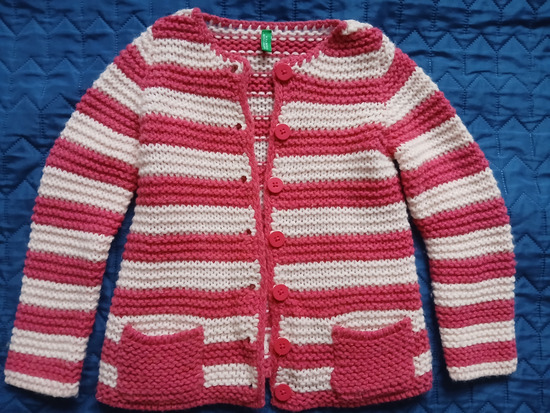 Nov Benetton prugasti dzemper na dugmice, 110