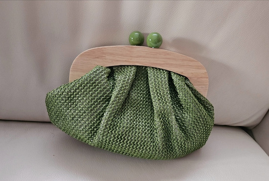 Letnja atraktivna klač torbica, drvo i raffia