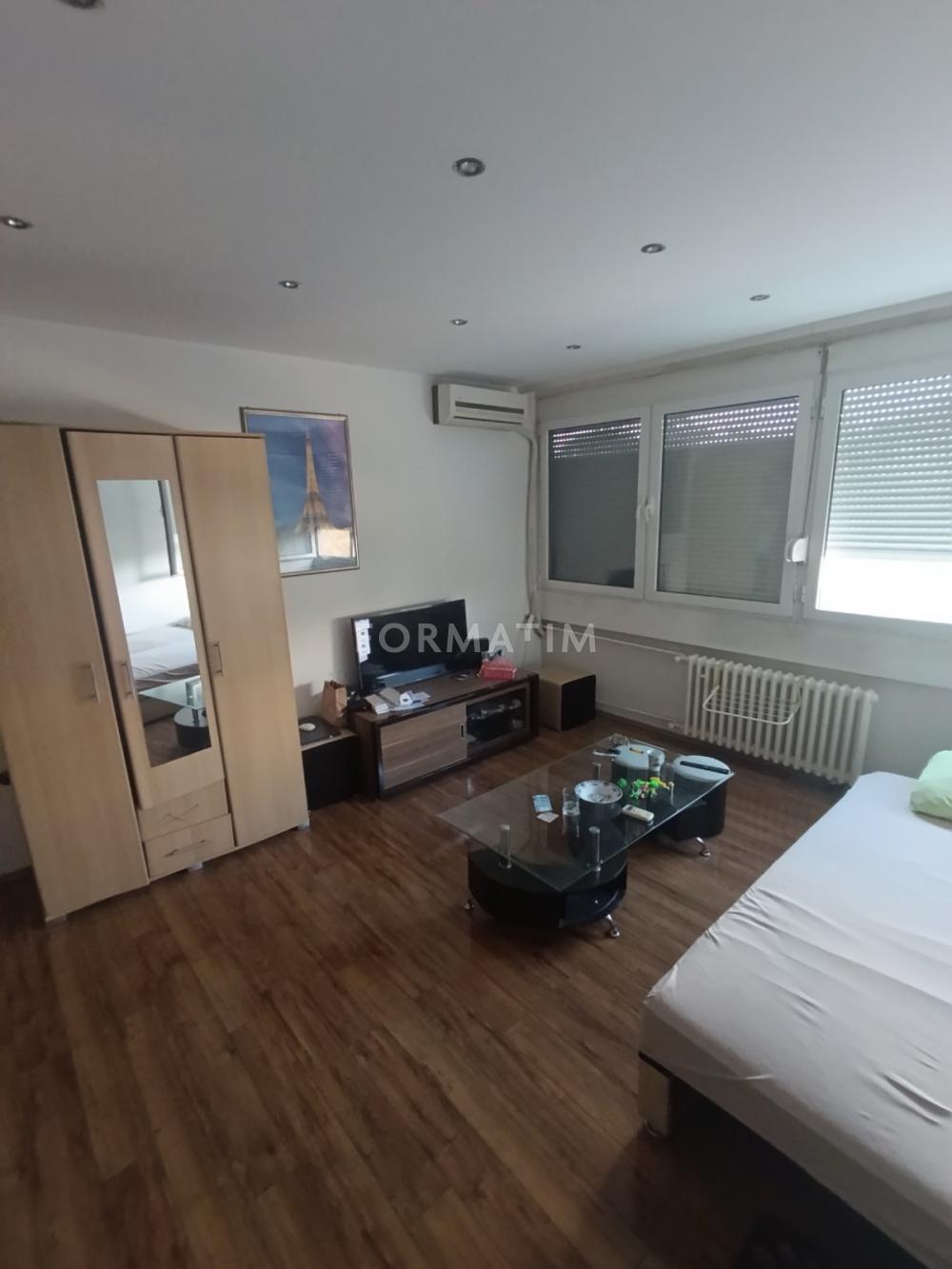 Konjarnik, namešten, 2.5 ID#2614 450 €