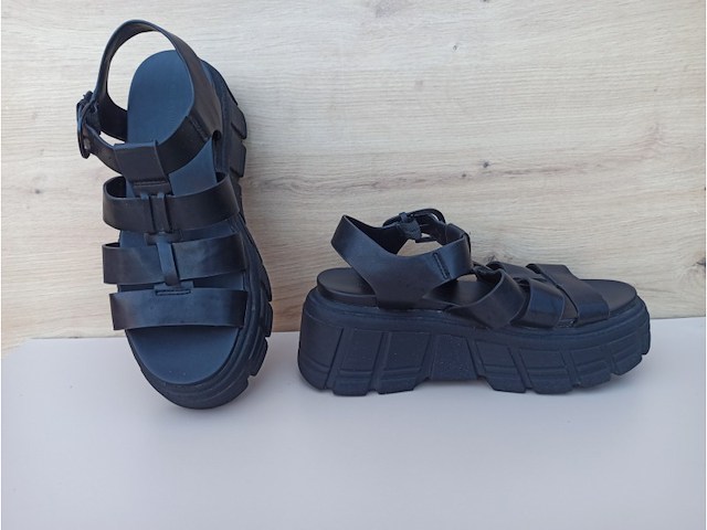 Stradivarius sandale crne sa kaisevima debelom platform