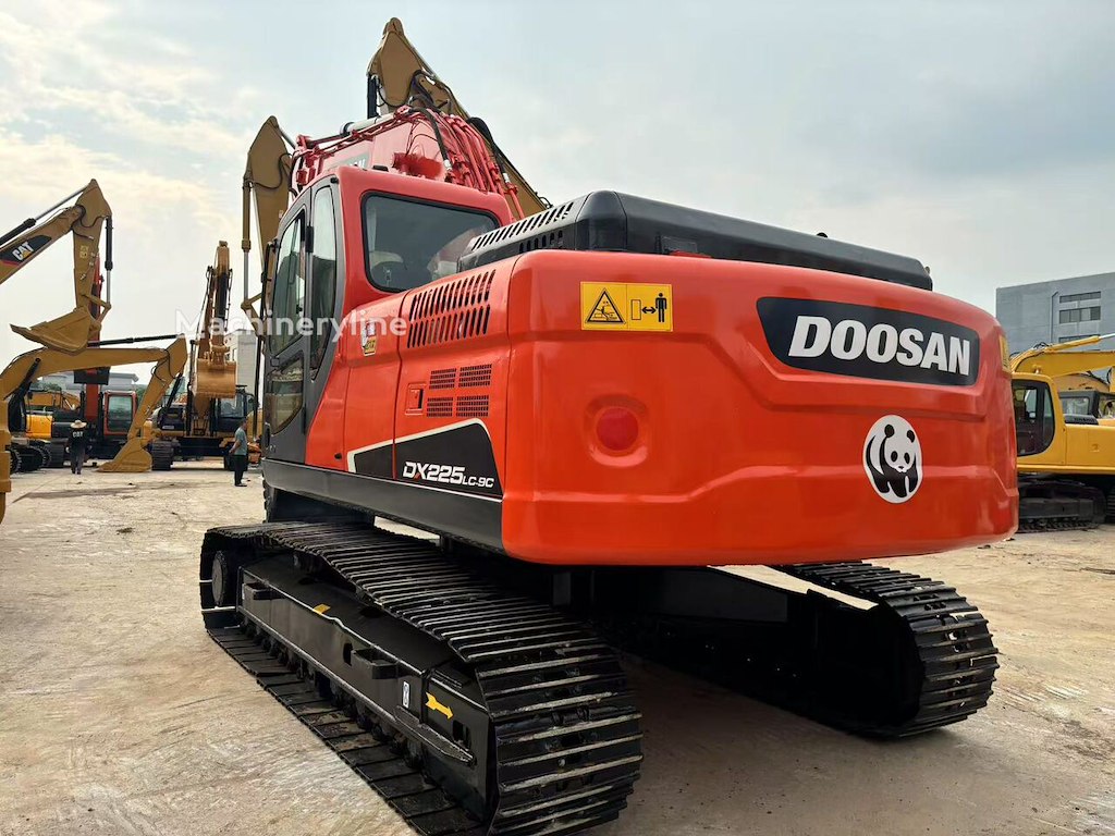Doosan DX225 bager guseničar