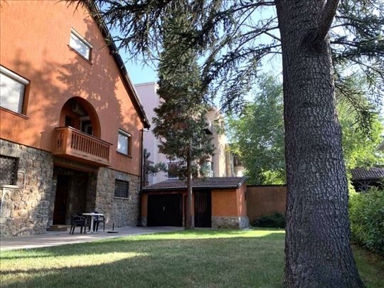 Excellent house with garden on good location