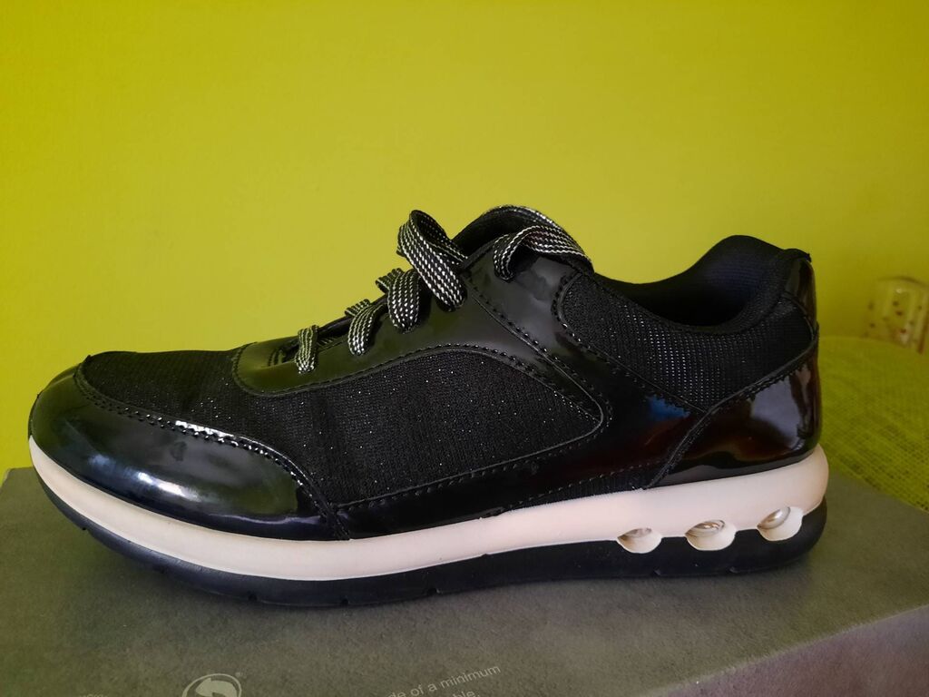 Zenske sportske cipele br. 38 Kvalitetne moderne sportske cipele sa