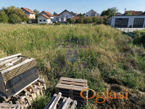 Na prodaju odličan plac,na odličnoj lokaciji uz glavni put