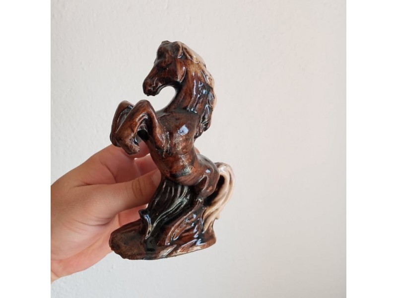 VELIKA FIGURA - KONJ -