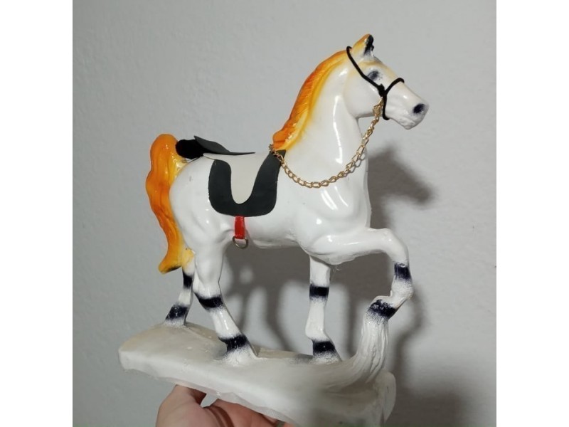OGROMNA FIGURA - BELI KONJ