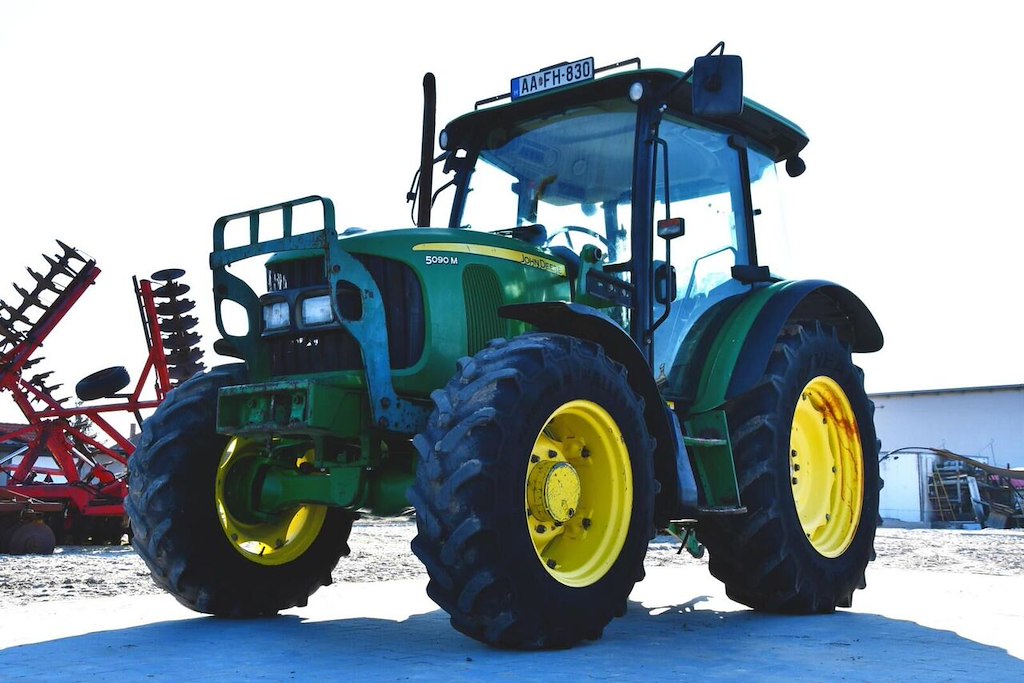 John Deere 5090M traktor točkaš