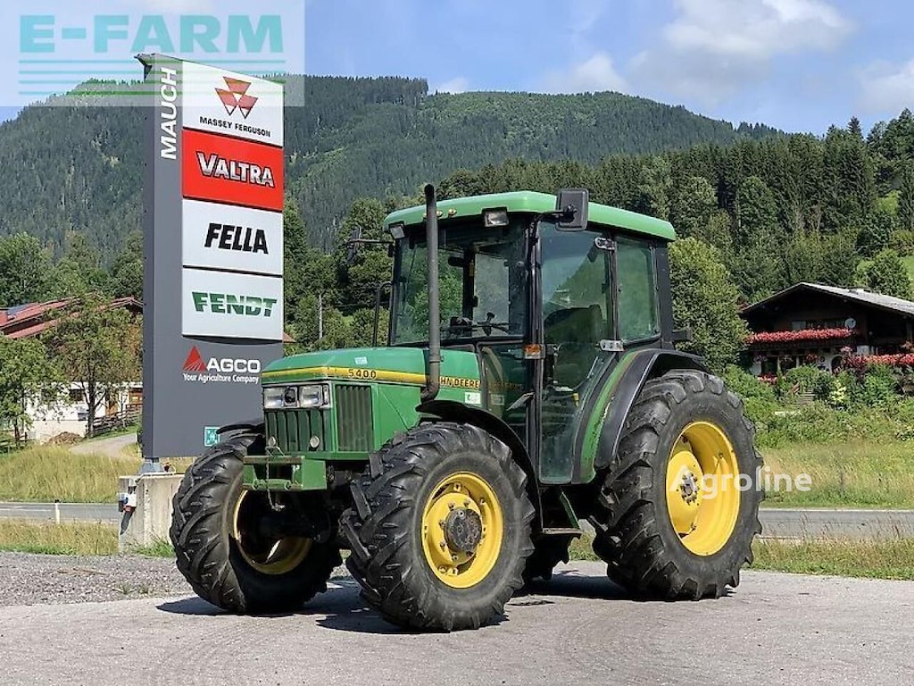 John Deere 5400 a traktor točkaš