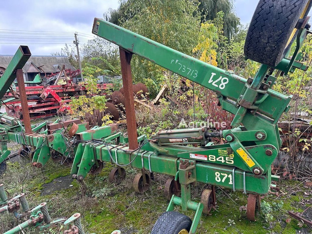 John Deere 845 kultivator
