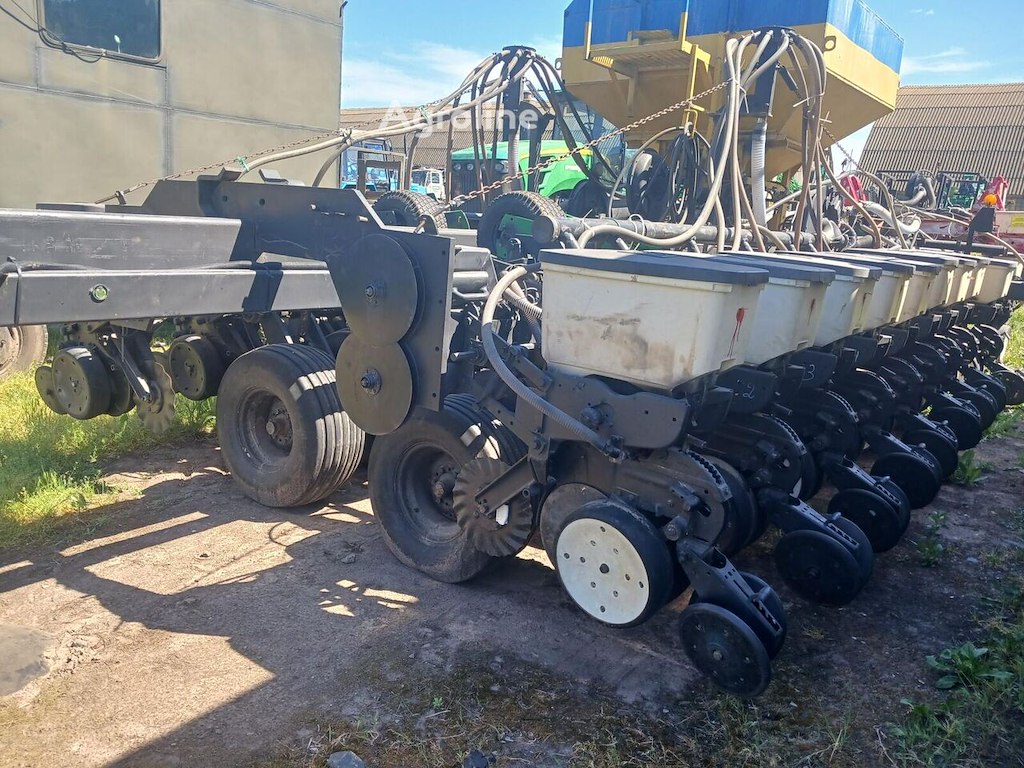 Kinze 3700 Bayer pneumatska precizna sejalica