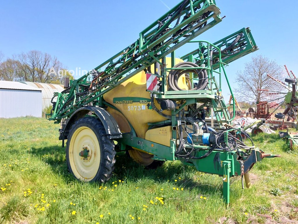 John Deere 832 vučena prskalica