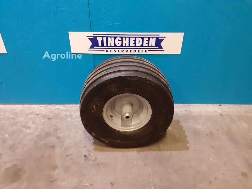Trelleborg 300/65 R 12 točak