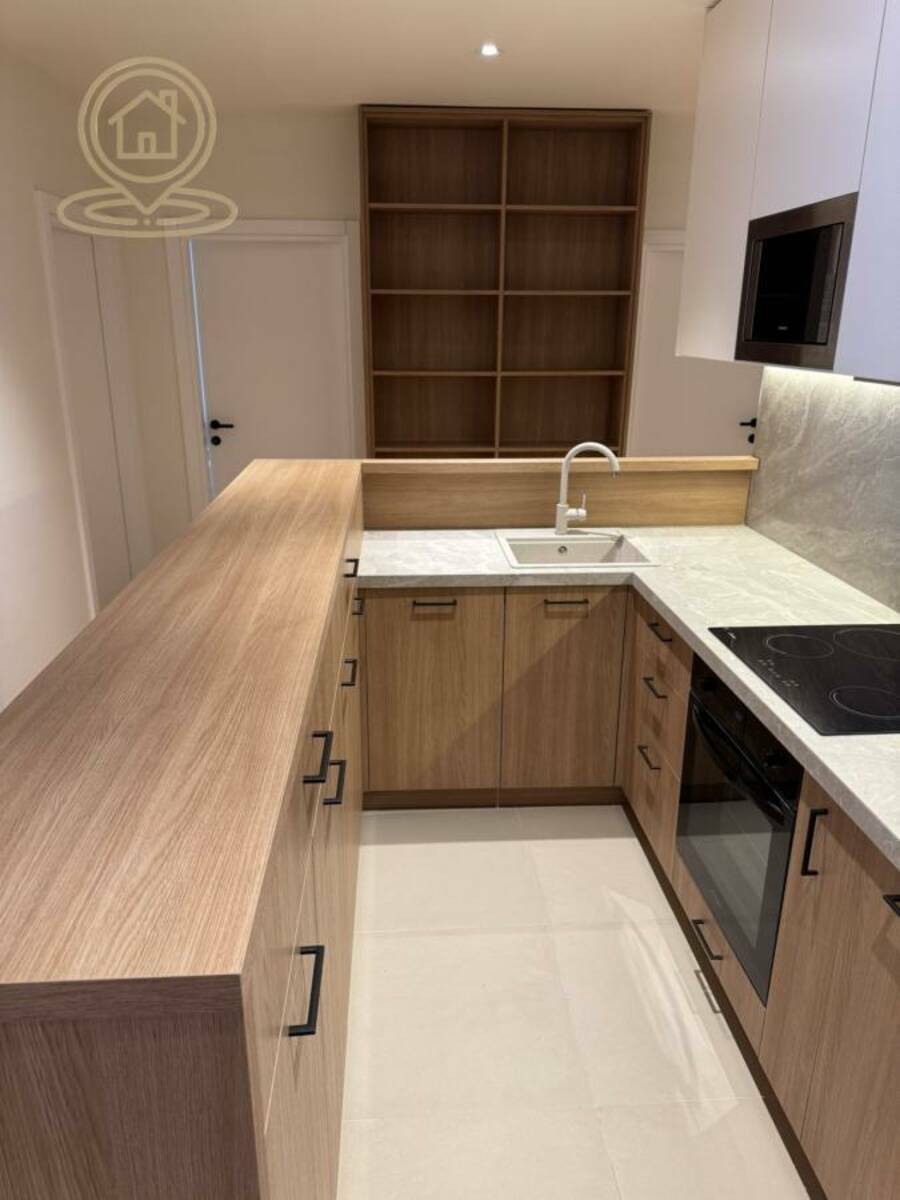 Izdaje se stan na Crvenom Krstu, 90m² sa 3 spavaće sobe i dve garaže – Use
