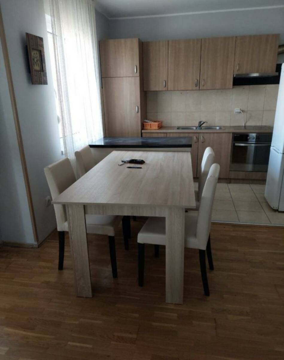 Trosoban, svetao, dvostrano orijentisan stan