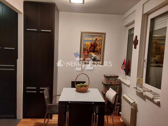 Izdaje se moderan stan na Dedinju – 30 m², terasa, parking, Miće Orlovića
