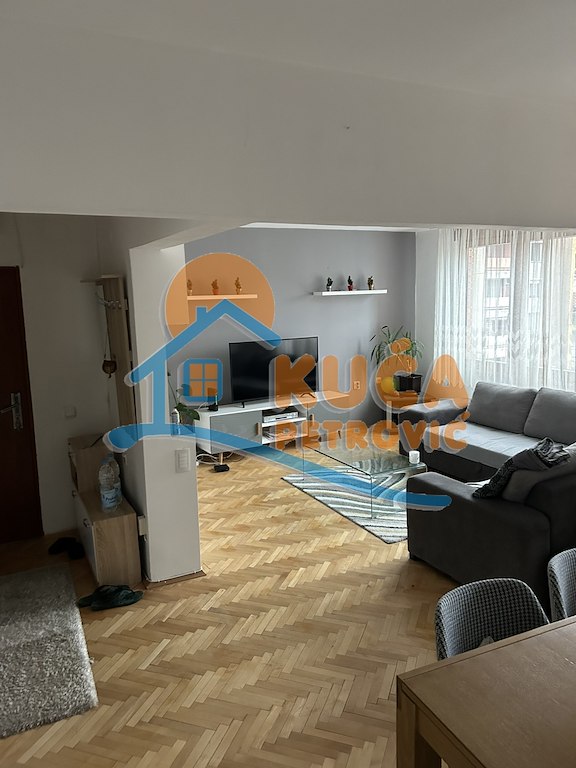 Trosoban stan, 81 m2, Centar, Nade Tomić ID: i-013174