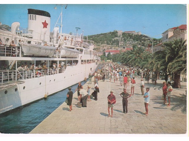 HVAR / Brod u luci + crvena petokraka na dimnjaku
