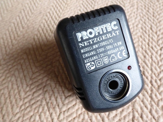 Strujni adapter 230V --- 12V 0.8A za auto konektor