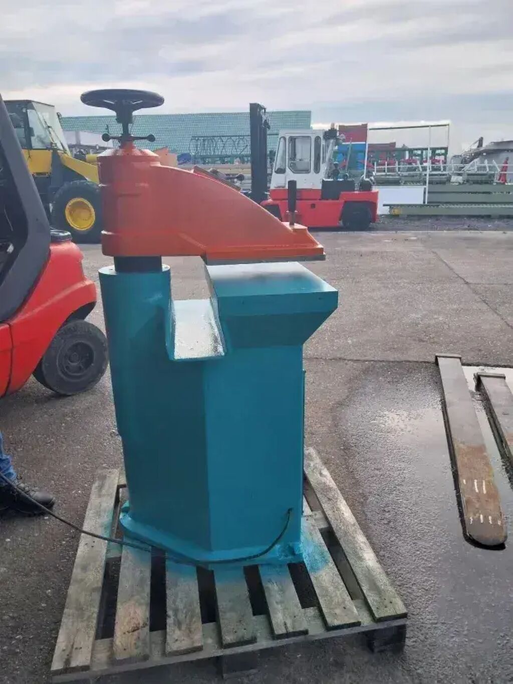 Stanc presa Dimenzija donje ploce:350mm × 750mm Dimenzija gornje