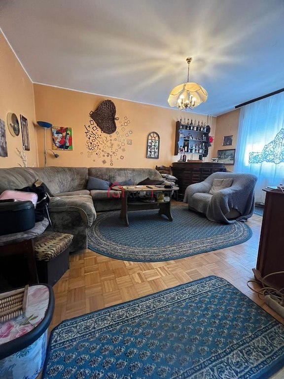 Opremljen stan sa novom stolarijom, Sremčica