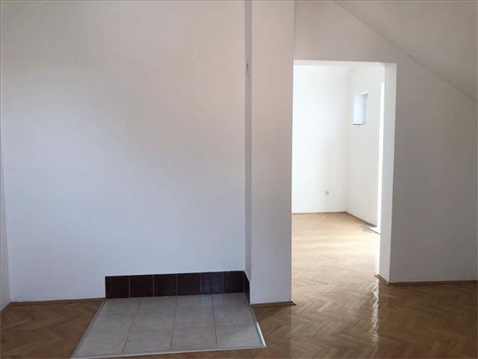 Тrosoban stan+40 m2 kronog prostora,Bstajnica