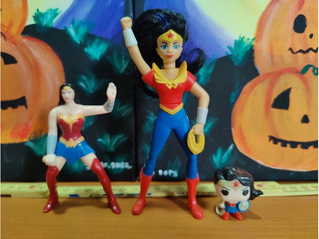 Wonder Woman dve akcione figure + mala Funco pop