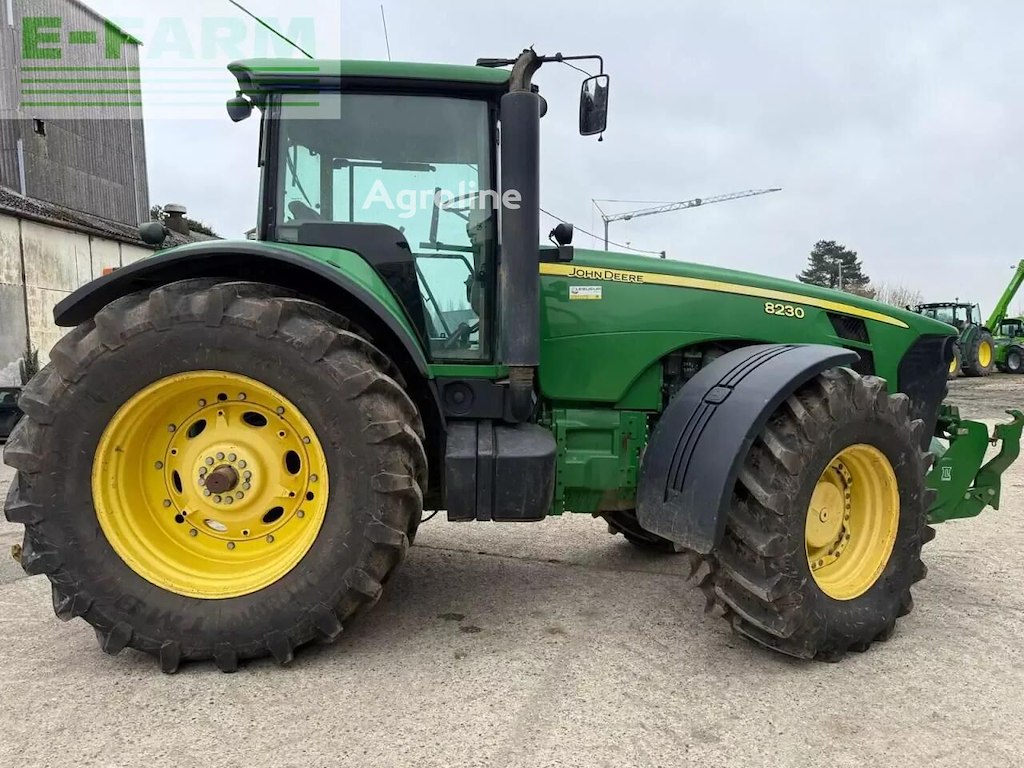 John Deere 8230 traktor točkaš