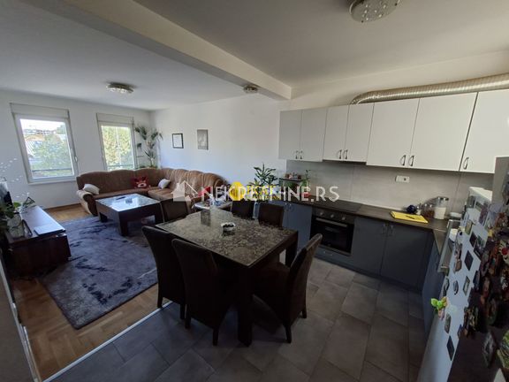 Pančevo, Zmaj Jove, lux 80 m2 + parking i ostava ID#4581