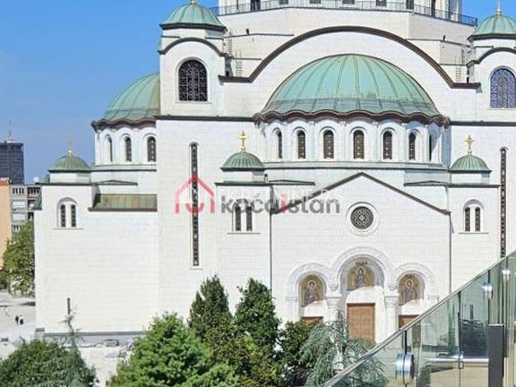 Spektakularan stan kod Hrama. Pogled na ceo grad