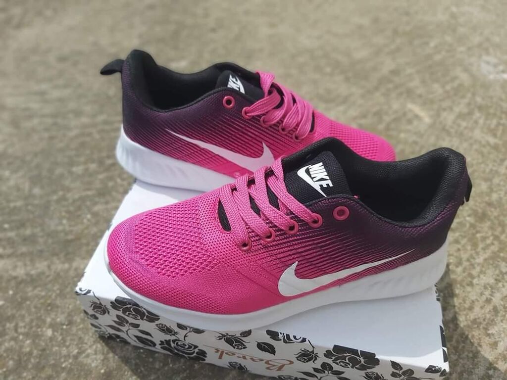 Pink-crne Nike patike, lagane su bas kao da nemate nista na nozi