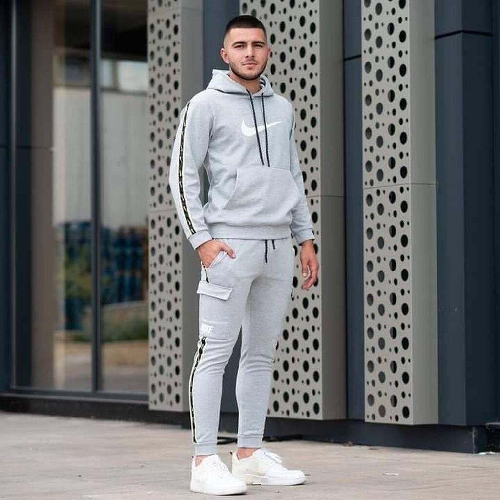 NIKE KOMPLET TRENERKA Dzeparke Cena 4590 dinara Veličine S M L XL