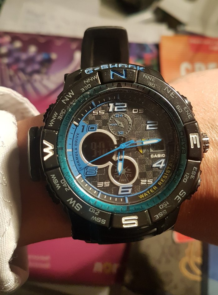 Casio g-shock sportski vodootporan sat. Ima stopericu, meri sekunde i
