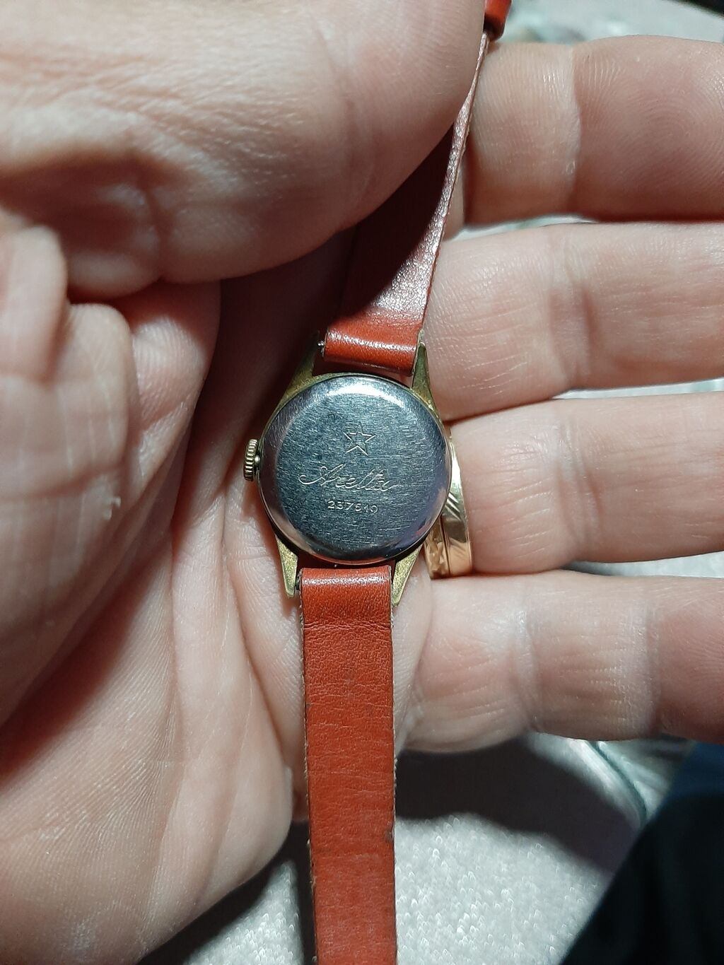 Zenski stari sat Areta mehanicki ispravan sat ima malo tragova od