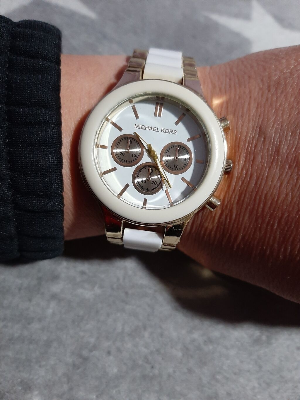 Majkl Kors ispravan sat jako lep model satasat je za sve uzraste