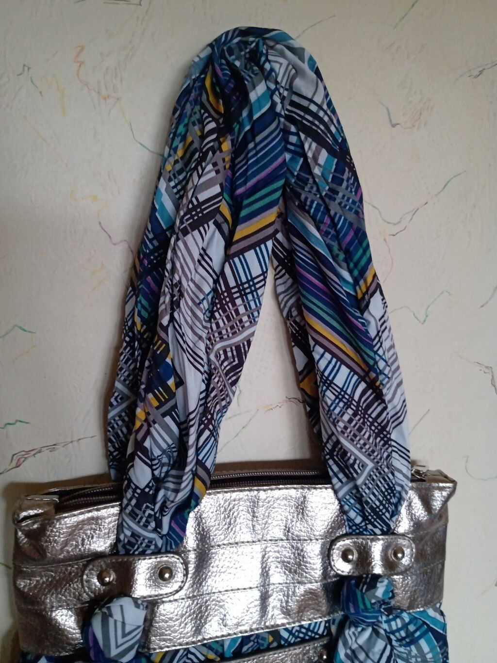 Tasna nova zenska. postavljena. Duzina 34cm. Visina 33cm. Dno